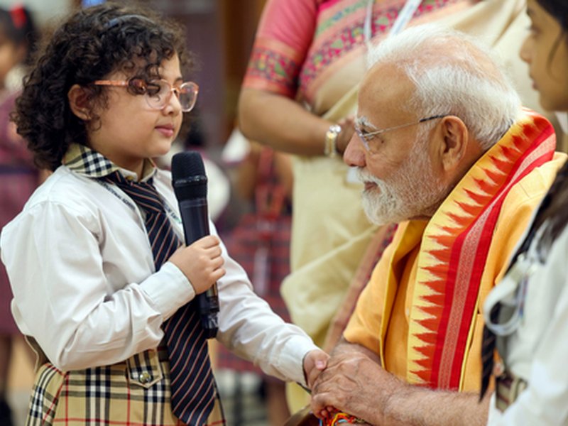 PM Modi celebrates Raksha Bandhan at 7 LKM; children & Brahma Kumaris ...