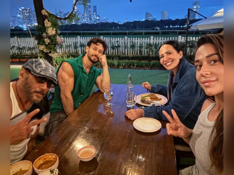 Tiger Shroff enjoys cozy dinner outing with father Jackie, mother ...