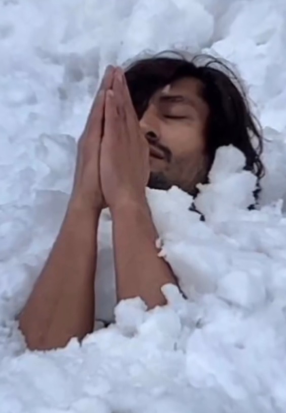 Vidyut Jammwal's Sahaja Yogic Practice: Tree Climbing Unclothed ...