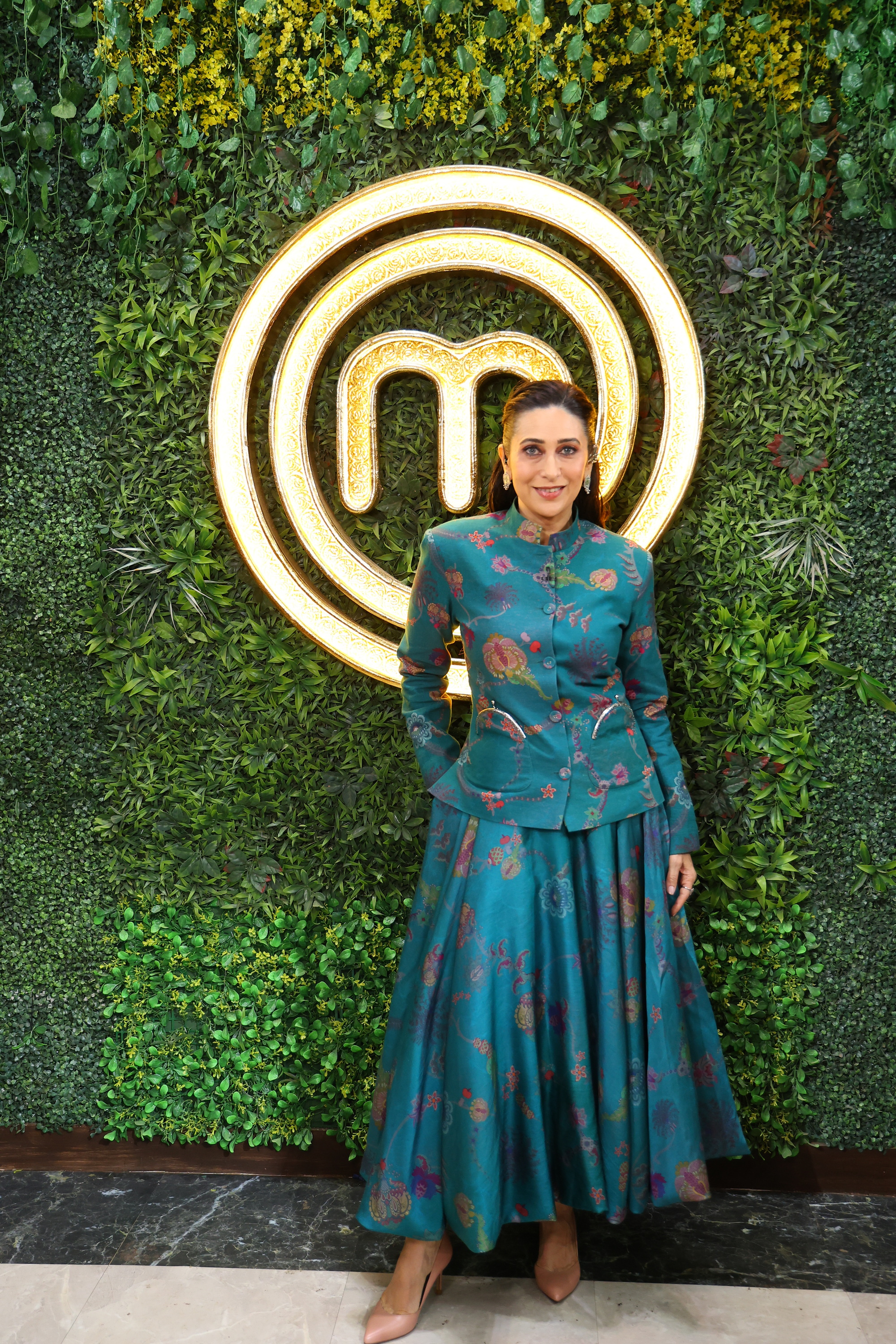 Karisma Kapoor Dances on Mirchi Lagi Toh Main Kya Karoon on MasterChef ...
