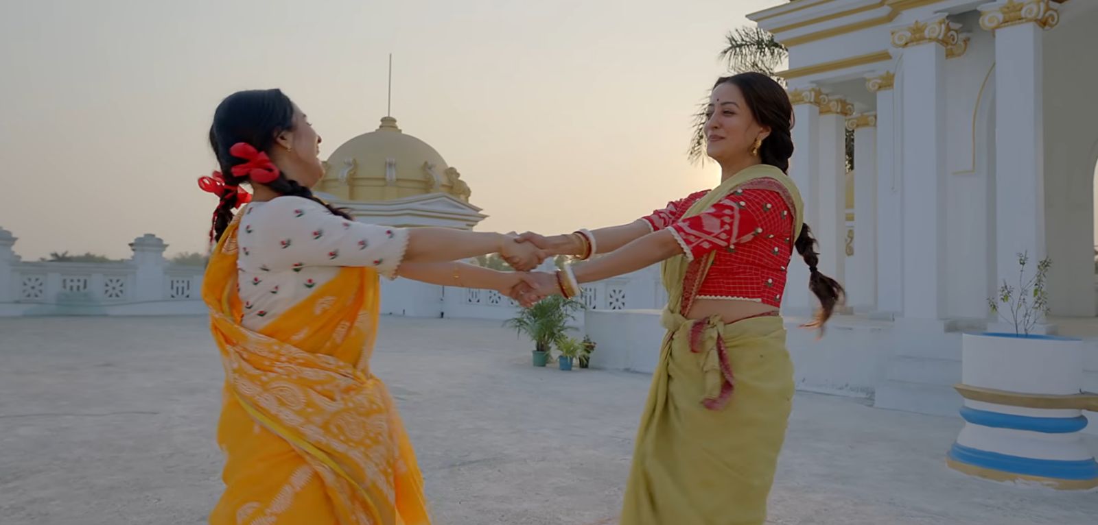 Raima Sen on 'Aampata Jaampata' Song: Silent Pain in Phool Pishi O ...