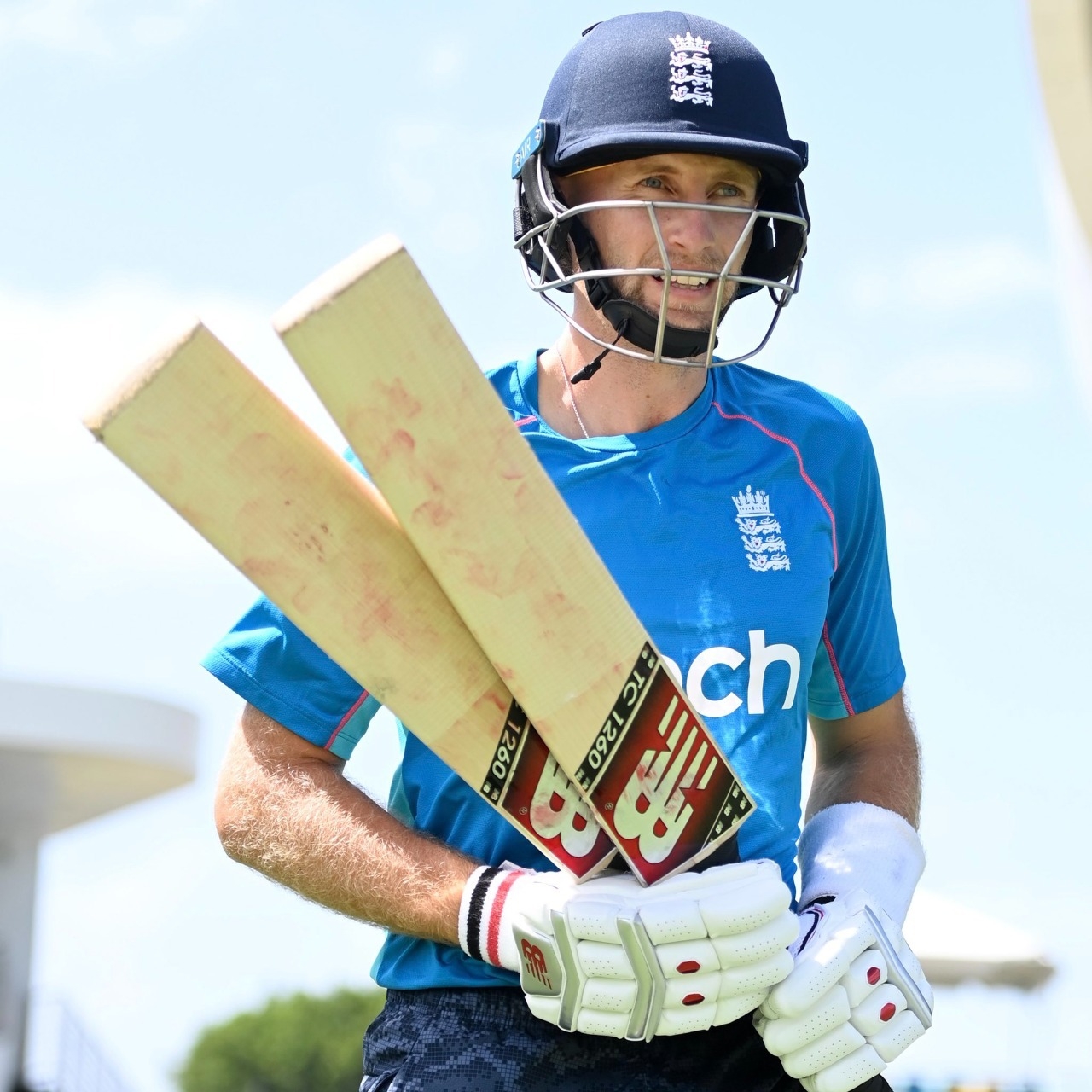 Video of Root's bat standing upright goes viral; fans say England ...